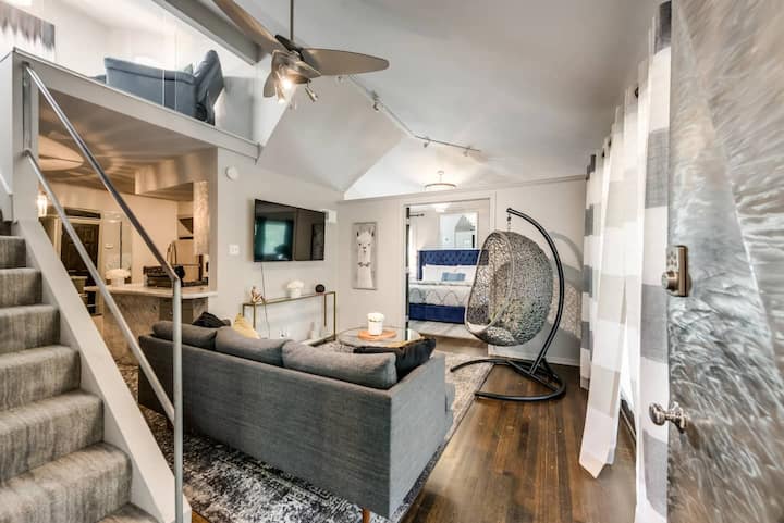 Sophisticated 2br/1ba Retreat W/ Designer Terrace - Dallas, TX