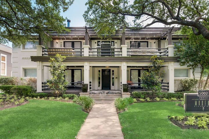 Sophisticated 2br/1ba Retreat W/ Designer Terrace - Dallas, TX
