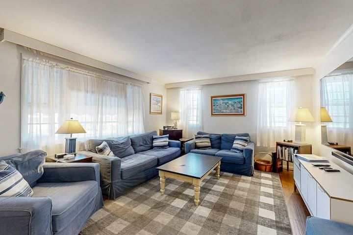 Spacious Dog-friendly House W/ Deck - Rehoboth Beach, DE