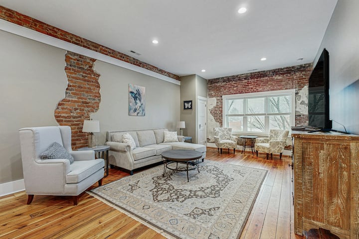 Modern Condo Over Main Street With Full Kitchen - Waynesville, NC