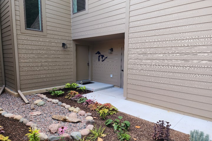 Newer 4 Bedroom Hideaway Valley Condo - Petoskey, MI