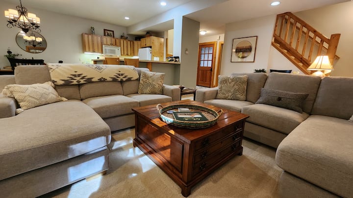 Woods Way Hideaway - Beaches, Skiing & More! - Petoskey, MI