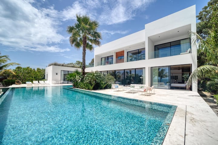 The Beach House - Upscale 5-bed Beachfront Villa W/ Pool , Pier & Ocean Views - Placencia