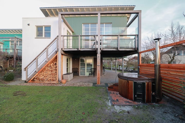 Beach Villa With Hot Tub - 4 Persons - Makkum