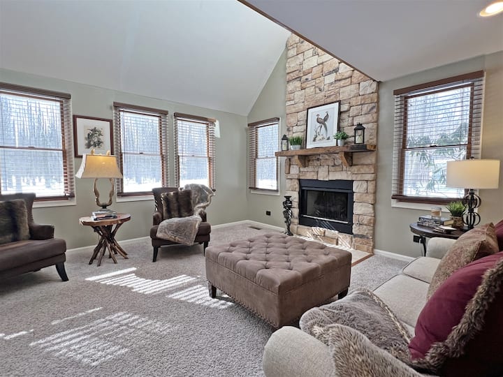 Suan Cottage: Quiet Escape, Fire Pit, Screen Porch - Saugatuck, MI