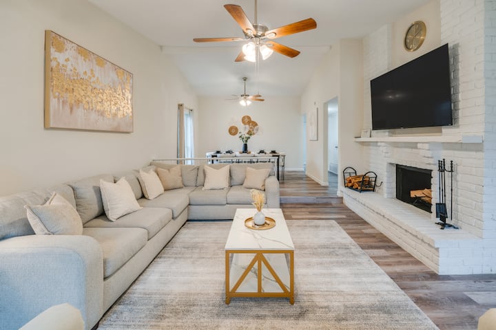 10 Mi To Six Flags: Pet- & Family-friendly Retreat - Grand Prairie, TX