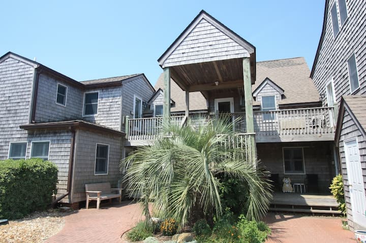 Shell Castle B -1st Floor Studio Villa With Wifi! - Ocracoke, NC
