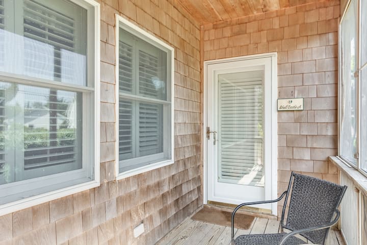 Shell Castle 1st Floor 2br Villa -Screened Porch! - Ocracoke, NC