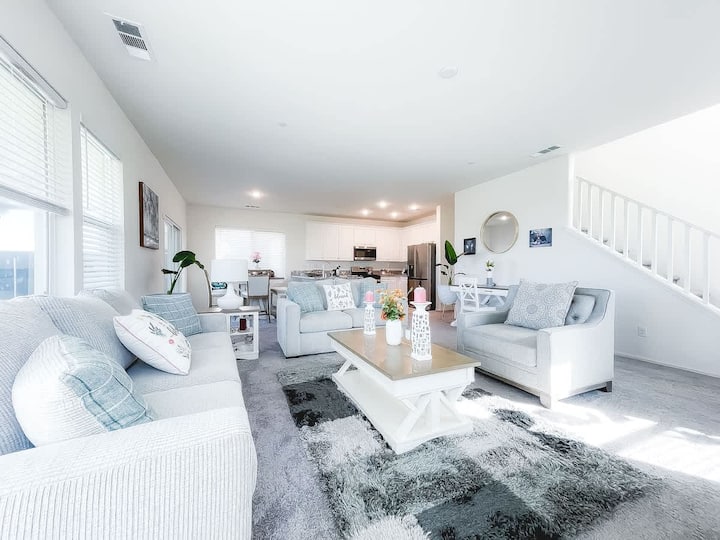 California Three Bedroom Desert Scape - Victorville, CA