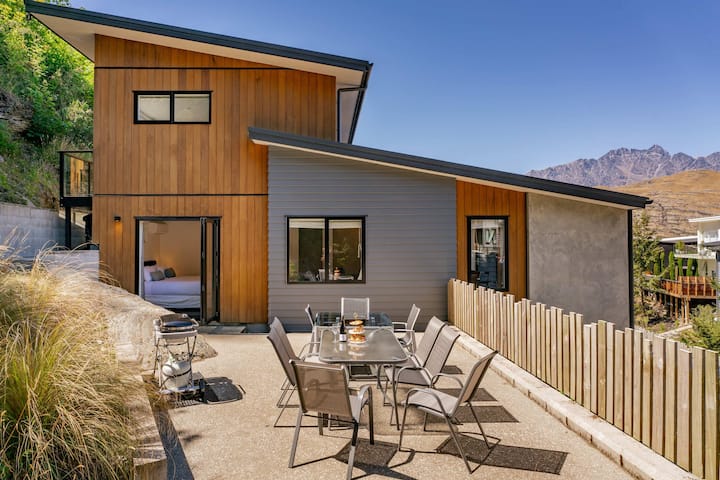 Grand Alpine Villa - 4 Bedrooms - Queenstown