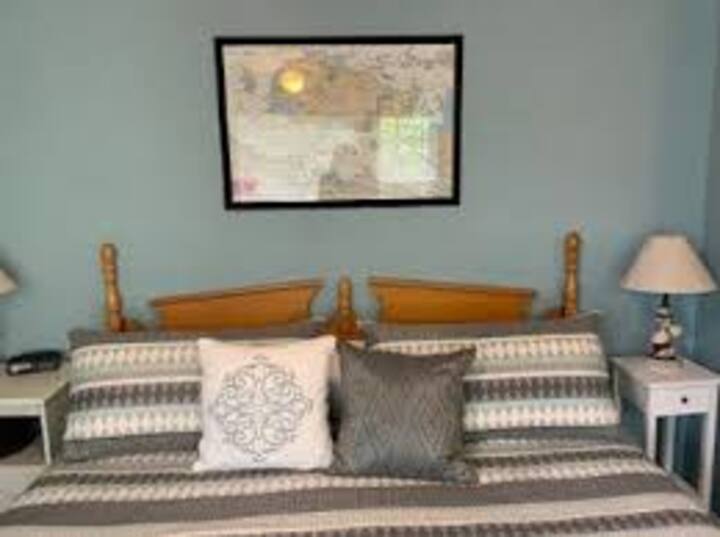 Chateau Country Inn - Standard King - Gananoque