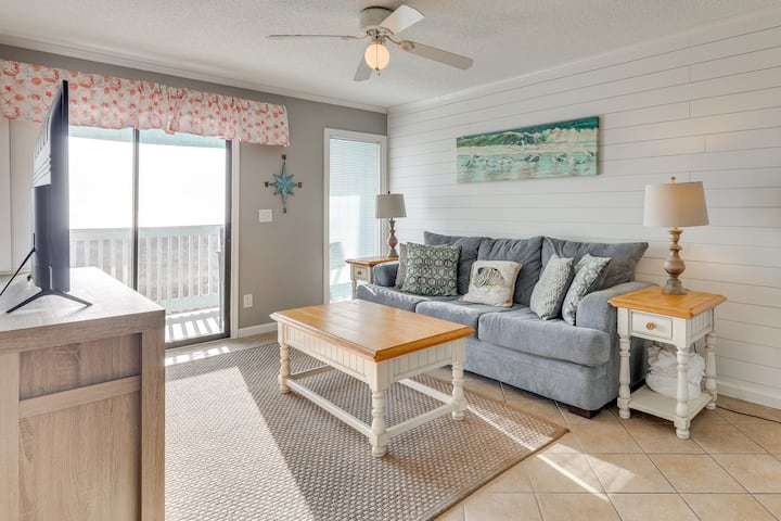 Balcony W/ Ocean Views: Carolina Beach Condo! - Carolina Beach, NC