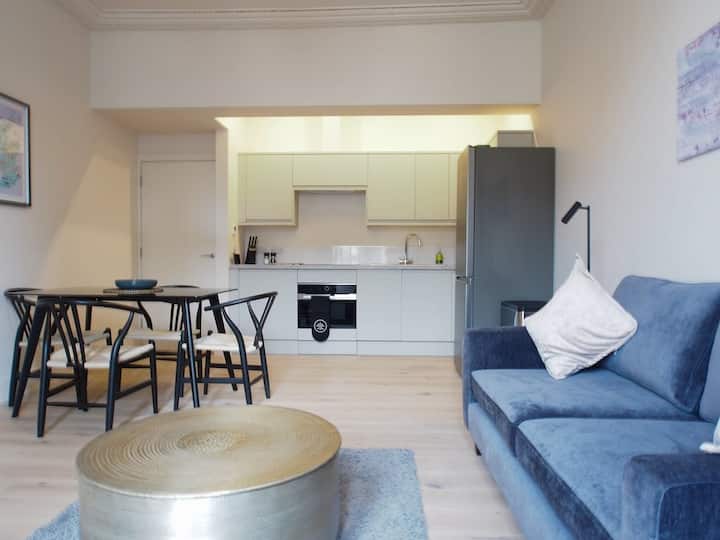 Spacious Luxe 2-bed Near The City Centre - Edinburgh