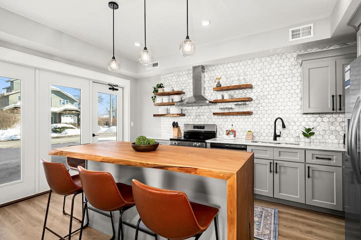 Luxury Condo W/ Beach Access | Dragestil 715-1 - Duluth, MN