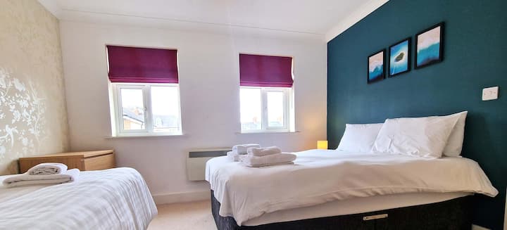 Central Old Town - Spacious Family Apartment - Swindon