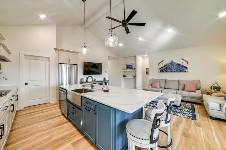 Lake View + Deck: Group Getaway In Grand Rivers! - Kentucky