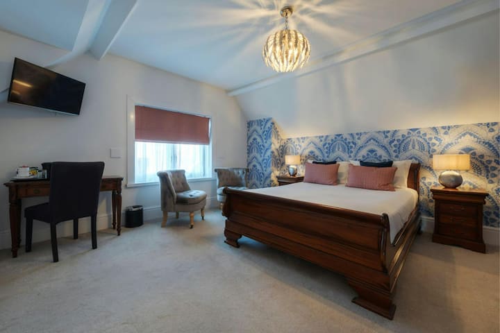 Spacious King Room In Elegant Decor, Near Seafront - Portsmouth