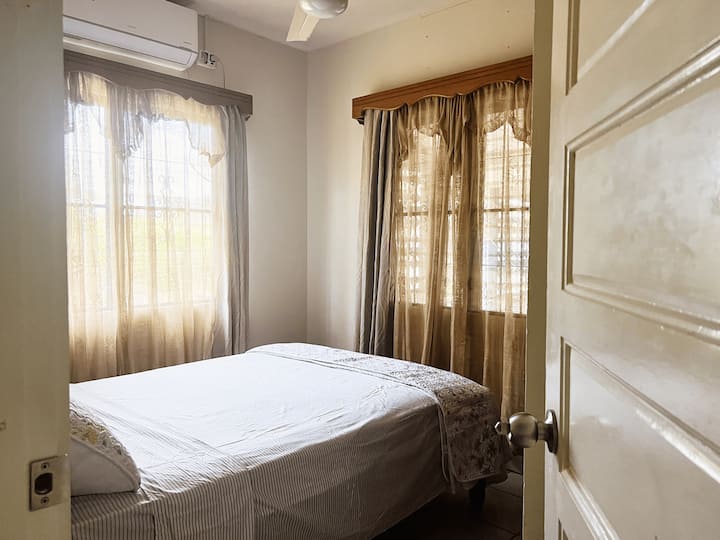 Politico Escape - Room In Charming Bungalow With Wifi & Ac - Belmopan