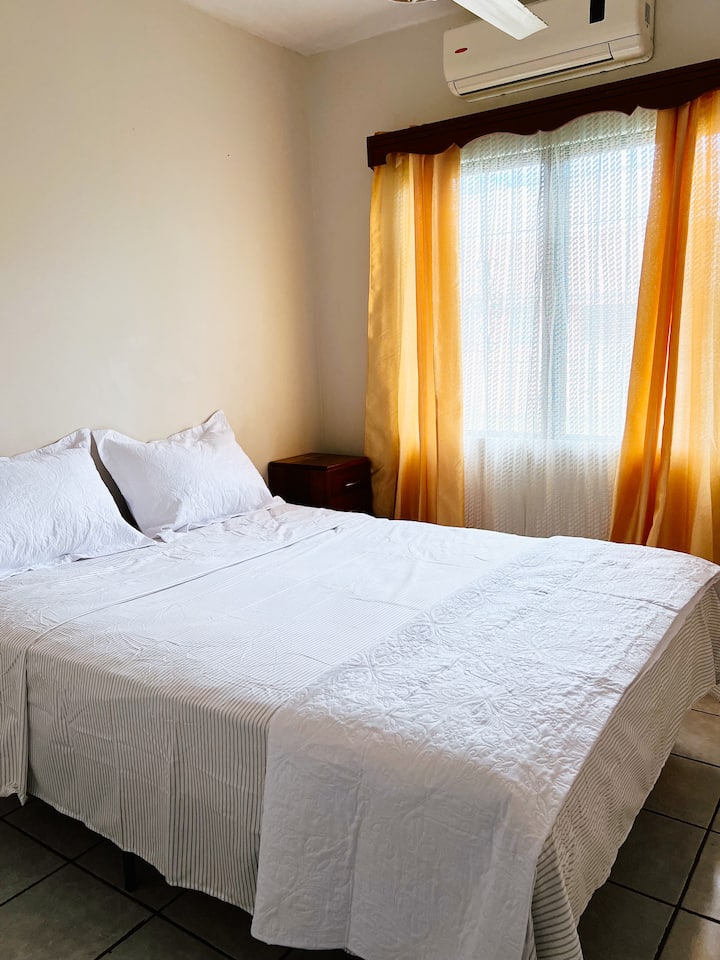Democratic Rest - Room In Charming Bungalow With Wifi & Ac - Belmopan