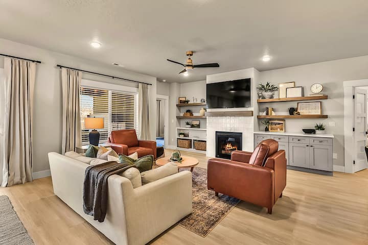 Luxury Home | Mineral Spa, Game Room, Fire Pit - Meridian, ID