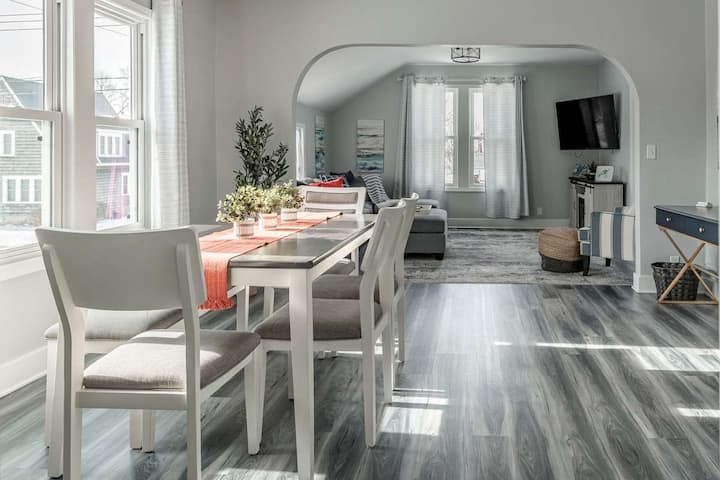 Cozy Retreat Near Neshotah Beach & Lake Michigan - Two Rivers, WI