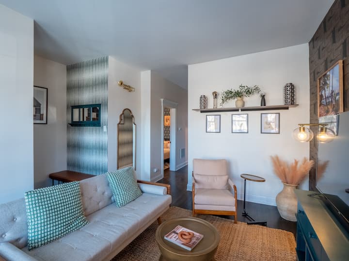 Wrigleyville Suites Room 6 - Chicago, IL