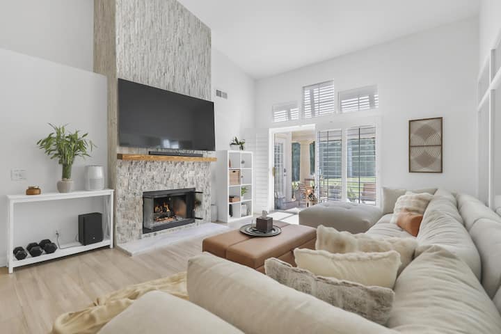 Rare Poolside | Luxe 1br King, Pool, Ev Charger - Palm Desert, CA