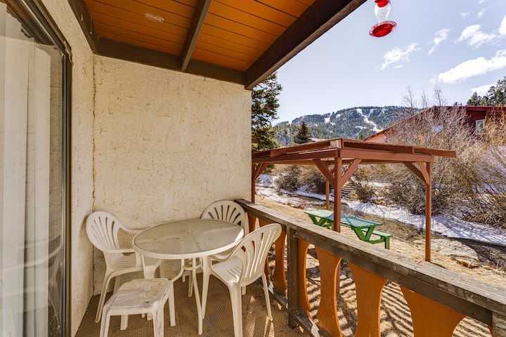 < Half-mi To Red River Ski Area: Townhome W/ Patio - Red River, NM