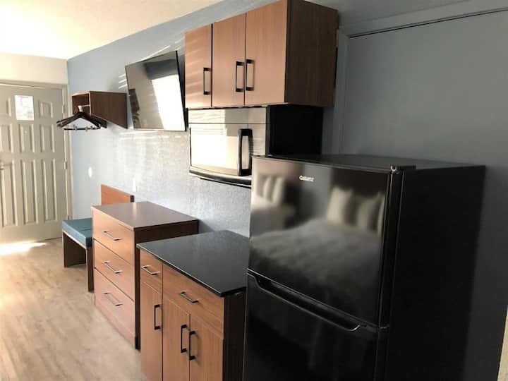 3 Comfortable Stays W/ Kitchenette & Parking - San Antonio, TX