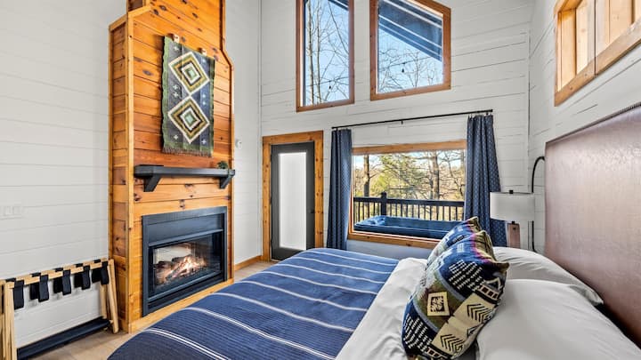 Romantic Cabin With Hot Tub & Fireplaces - Gatlinburg, TN