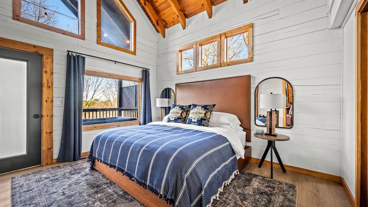 Romantic Cabin W/ Hot Tub & 3 Fireplaces - Gatlinburg, TN