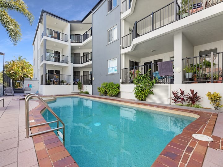 2-bed Escape With Pool, Steps From Torquay Beach - Hervey Bay