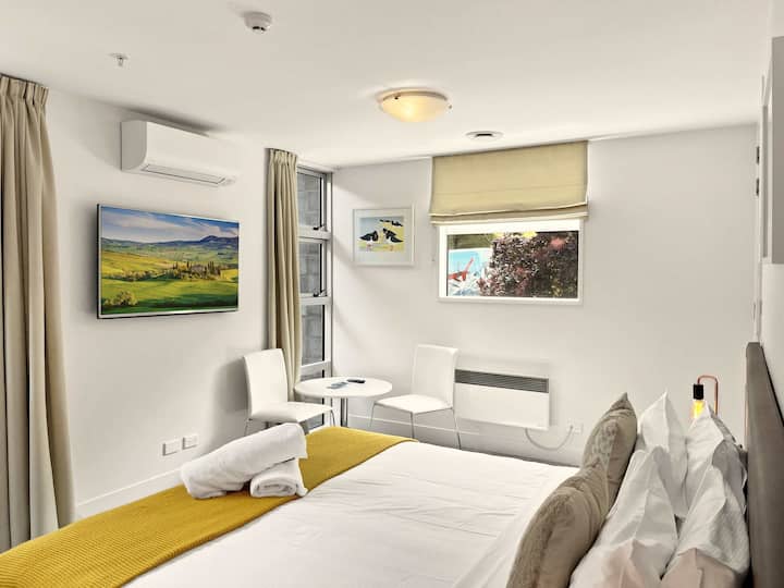 Fabulous Lakeside Marina Studio Apartment - Queenstown, New Zealand