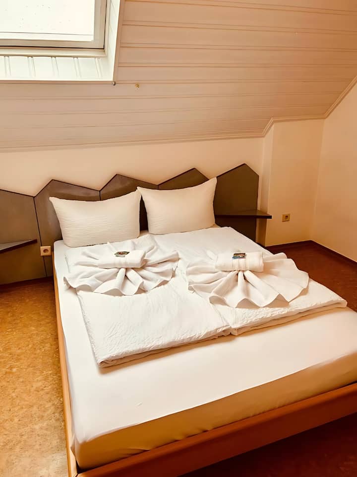 Doppelzimmer-eigenes Badezimmer - Rust