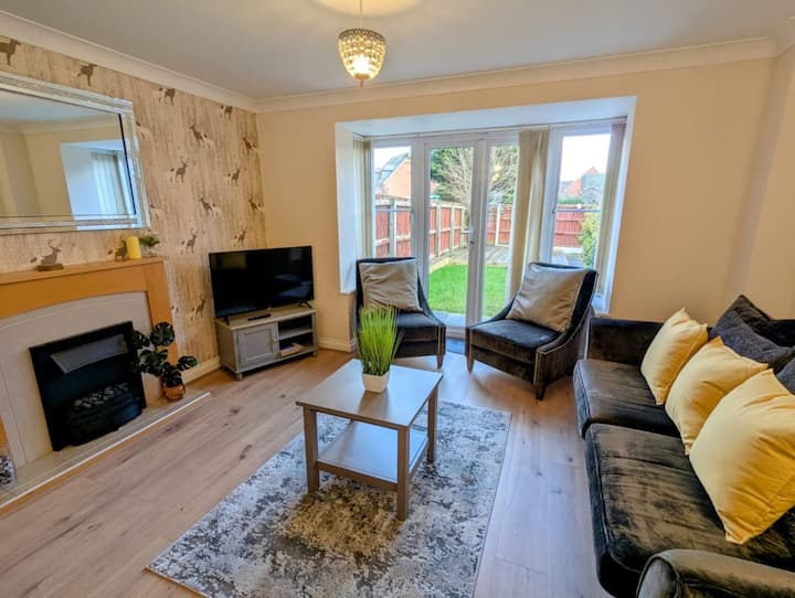 3 Bedrooms/6 Beds/2 Shower/sleeps 6/with Parking! - Nantwich