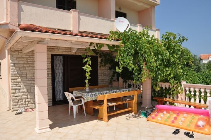 A-23747-a Appartement De Trois Chambres Avec La - Lopar