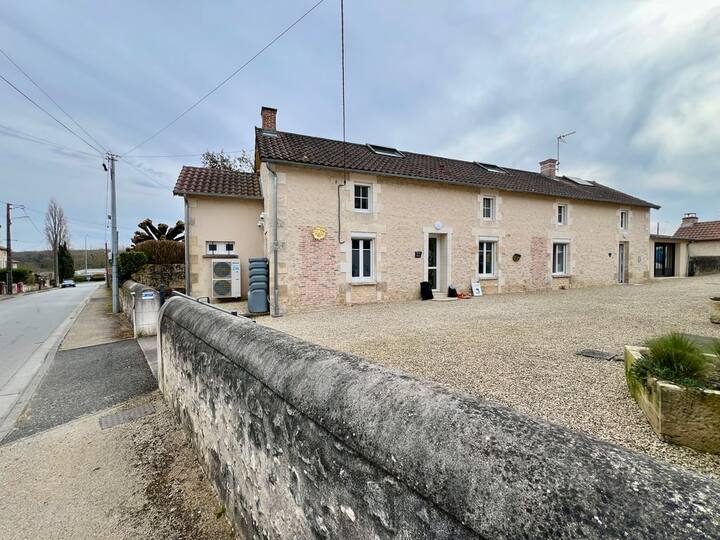 Charmante Maison De 3 Chambres - Lussac-les-Châteaux