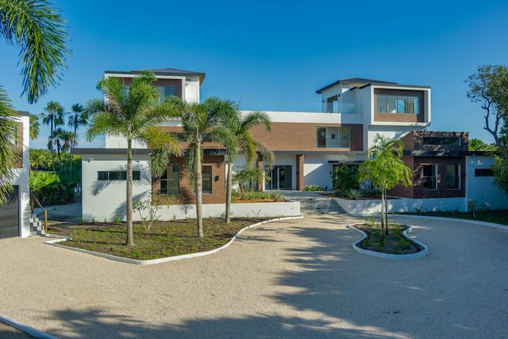 8-br Villa With Private Pool, Rooftop Deck & Kayak - Belize