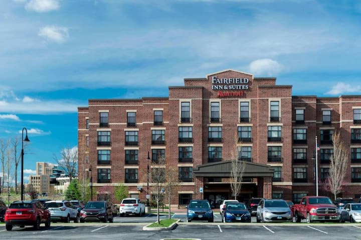 Inviting Stay Near Notre Dame Uni | Free Breakfast - South Bend, IN