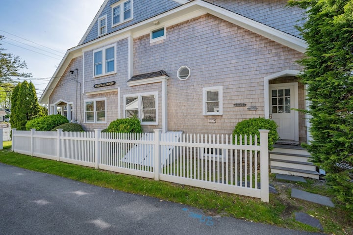 Historic Sea Captain’s Home In Downtown Chatham - Chatham, MA