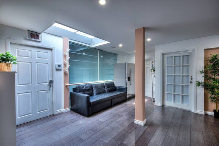 Event Space W/ King-size Bed And Rooftop Terrace - Dorval