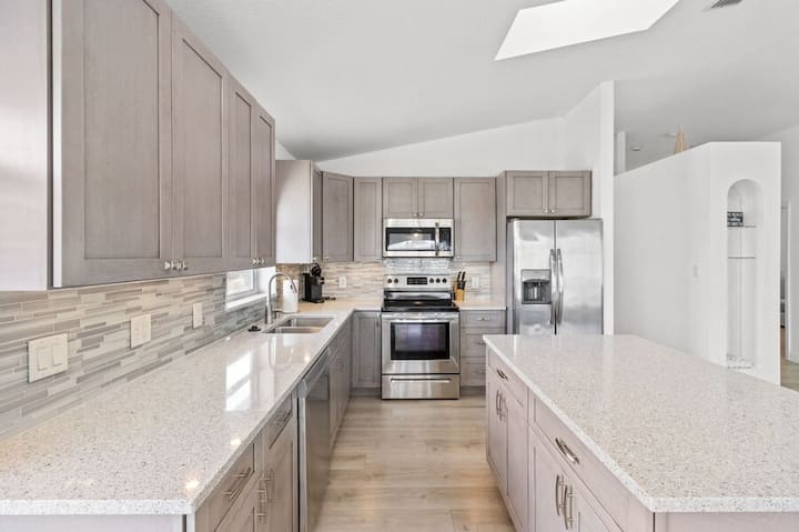 Castaway Cottage On 11th - Indian Rocks Beach, FL