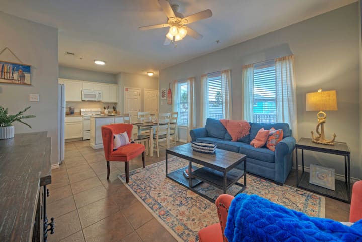 Cozy Coastal Condo, Shared Pool, Walk To Beach - Port Aransas, TX