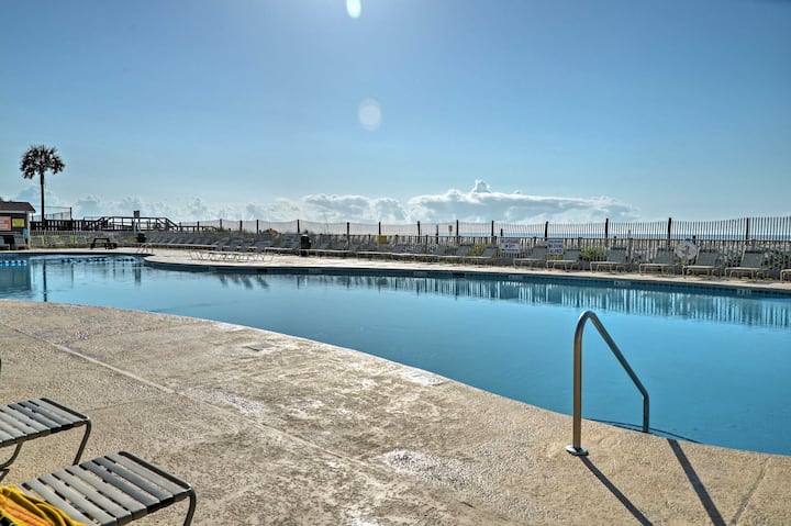 Resort Perks! Spacious Studio W/ Ocean Views - Surfside Beach, SC