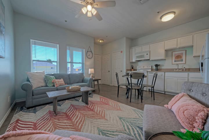 Port A King Retreat | Shared Pool, Mins To Beach - Port Aransas, TX