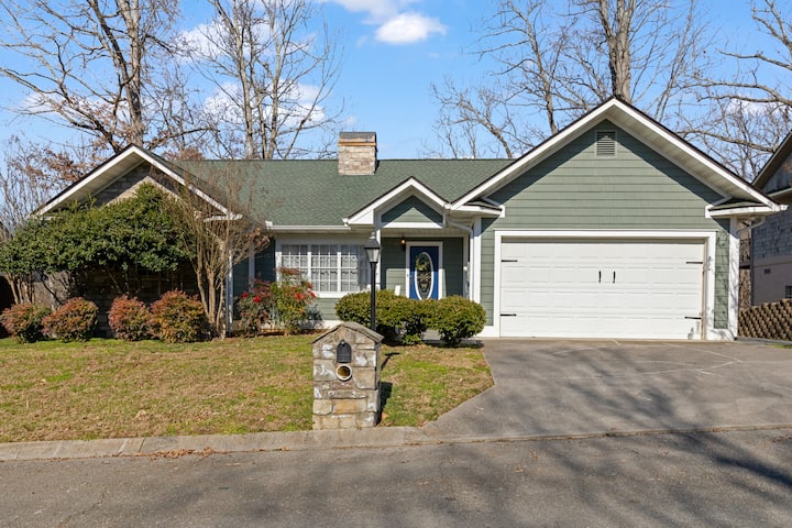 A Dolly Good Time - Sevierville