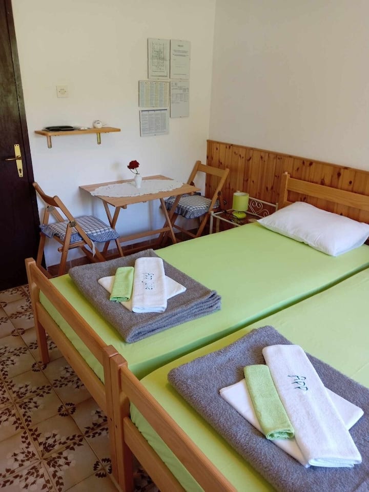 S-23980-a Chambre Prés De La Plage Martinscica, - Cres