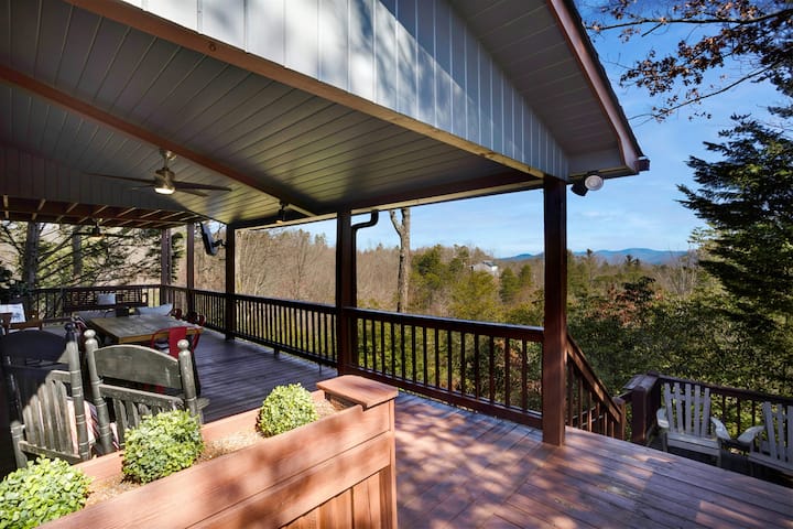 Luxury Cabin W/ View, Hot Tub, Game Room, Fire Pit - Blue Ridge, GA