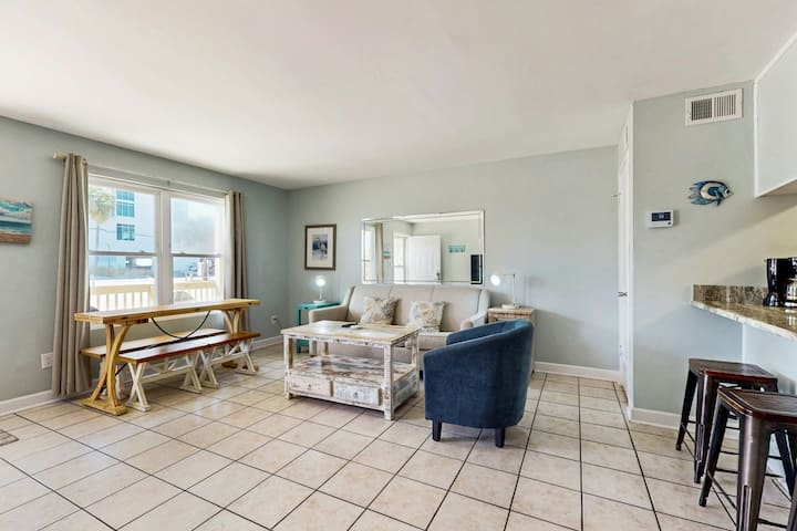 Adorable Condo Across From The Gulf With Central A - Perdido Key, FL