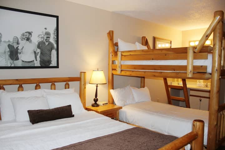 Relax In A Rustic Room Overlooking Scenic Views - Iron Mountain, MI